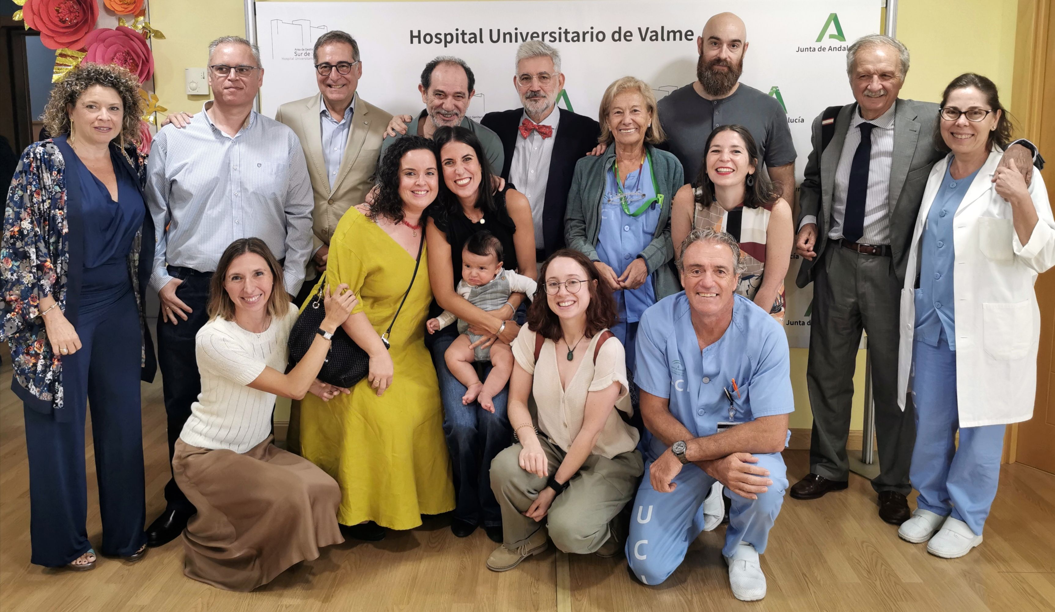 Emotivo homenaje de la UCI del Hospital de Valme a su jefe de servicio ...